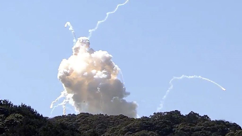 The first private Japanese rocket explodes five seconds after taking ...
